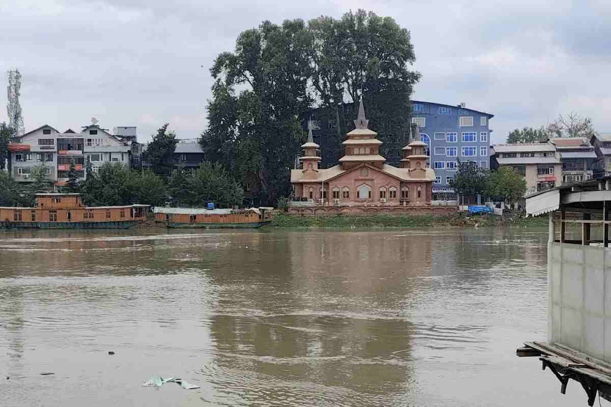 Jhelum River breaches danger level, flood alert issued across Kashmir