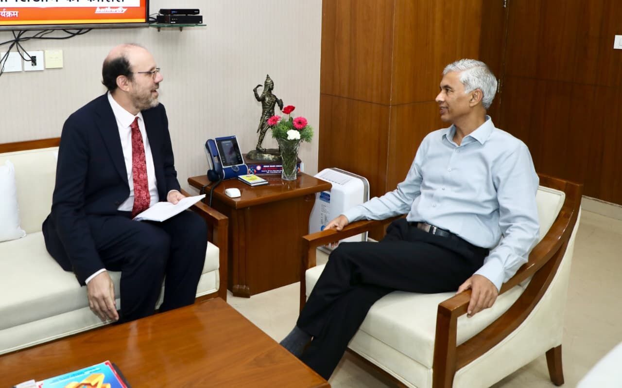 Madhya Pradesh Chief Secretary Meets Nobel Laureate Michael Kremer to ...